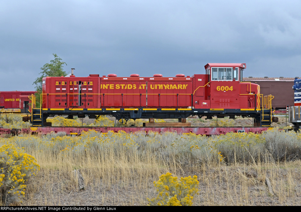USAX 6004 sitting on USAX 47022 flatcar